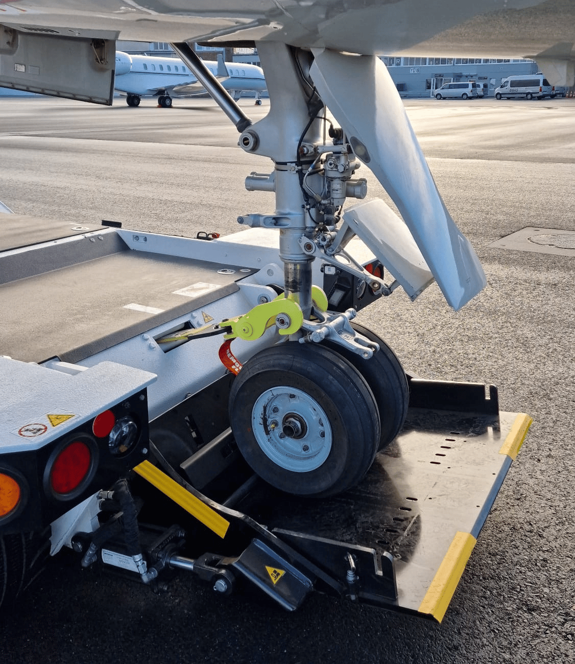 LEKTRO 88i Aircraft Tow Tractor Versatile Hauling - Oshkosh AeroTech