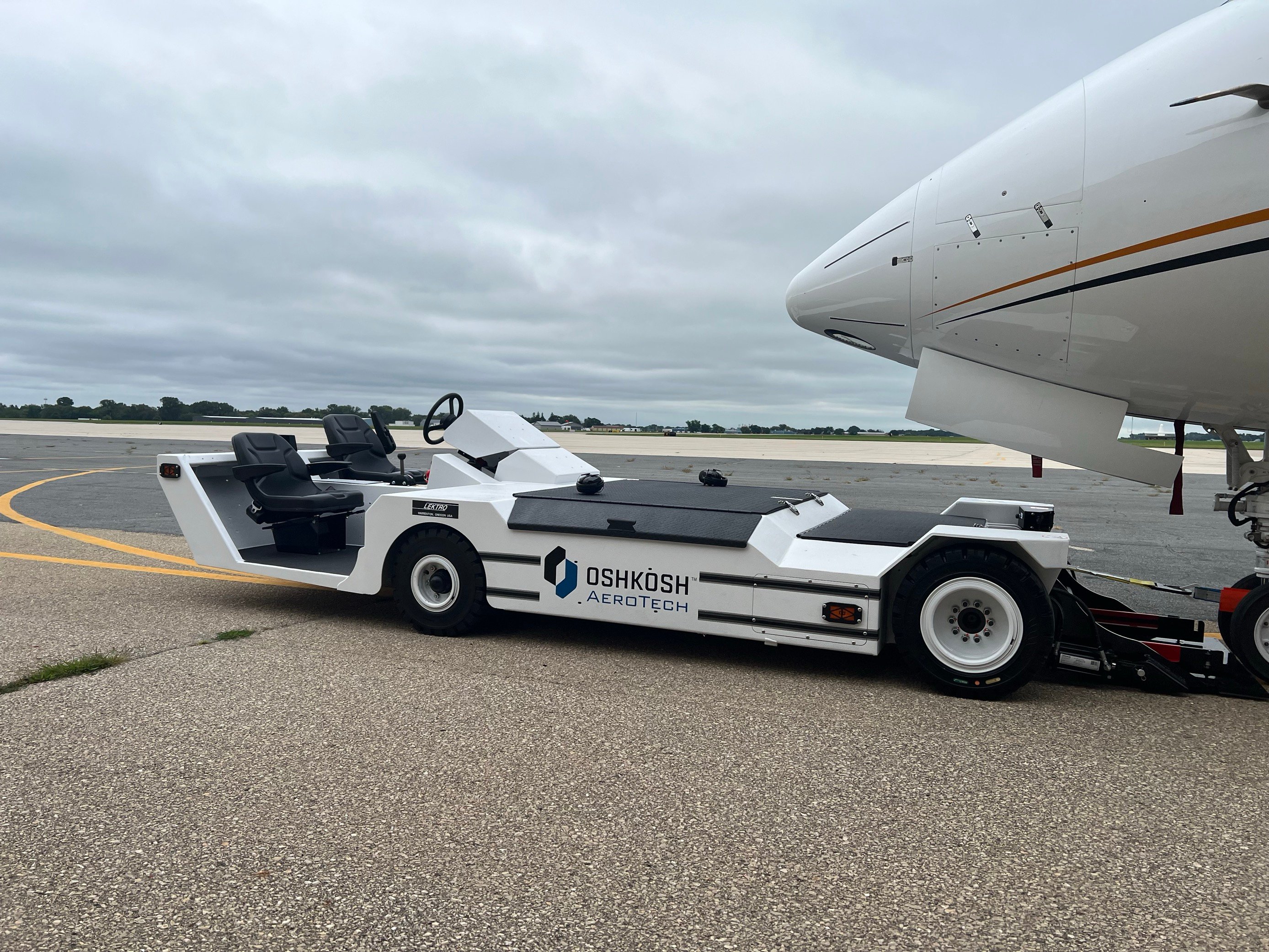 LEKTRO 88i Aircraft Tow Tractor Versatile Hauling - Oshkosh AeroTech