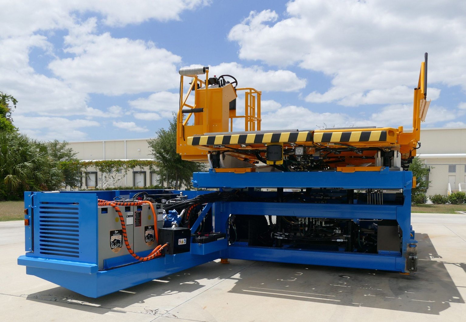 Commander 15i E Electric Cargo Loader - Oshkosh AeroTech