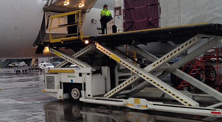 Commander 15i E Electric Cargo Loader - Oshkosh AeroTech